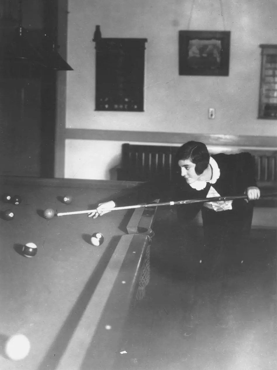 Ruth McGinnis: Mofumahali oa Billiards 49008_9