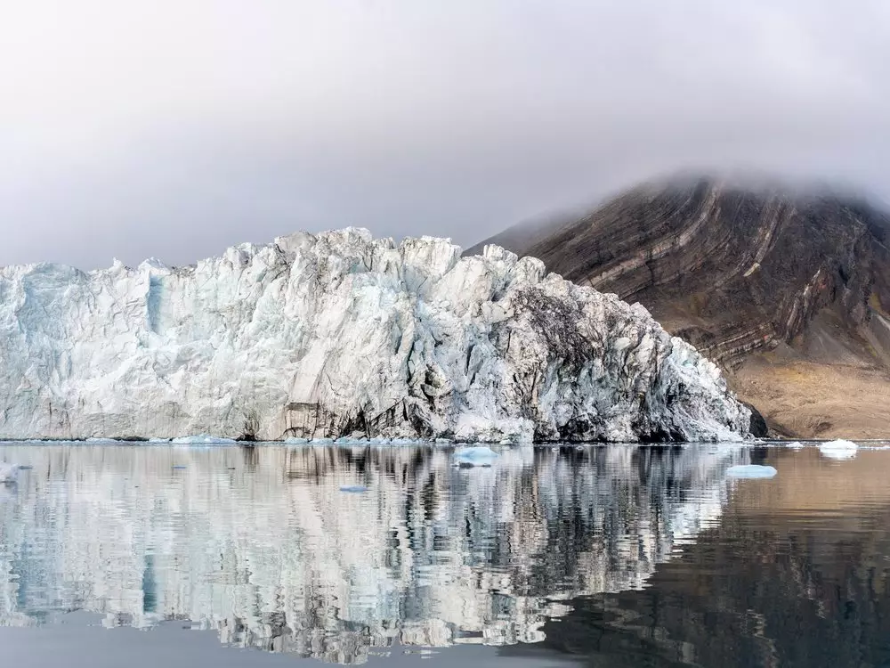 Cad a Insíonn Oighearshruthanna Borrtha Svalbard Dúin Faoi Thodhchaí na bhFarraigí Éirí Amach