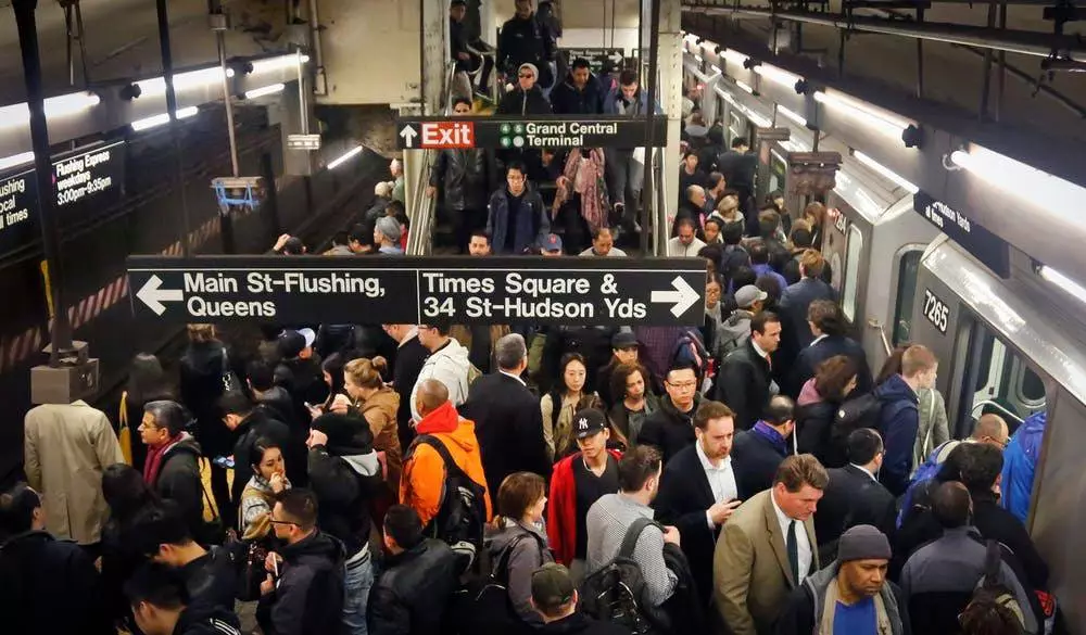 Pendlere myldrer en Grand Central metrostation