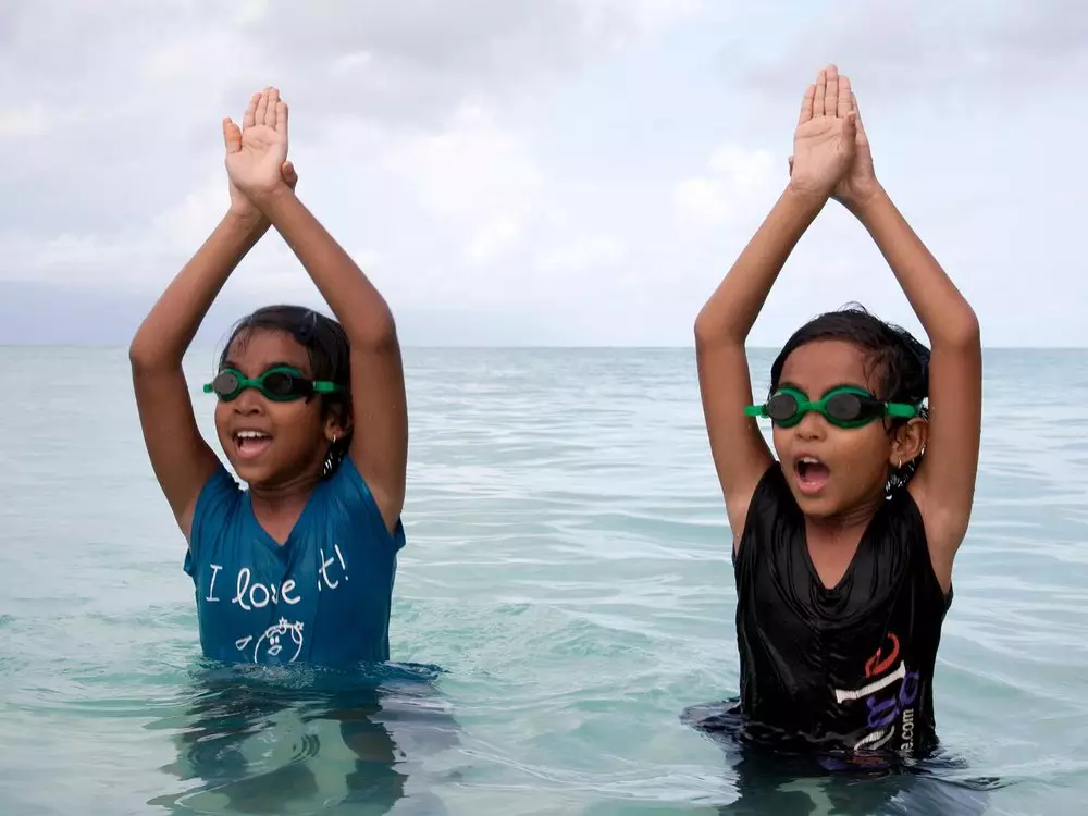 Мальдивын гуравдугаар ангийн сурагчид далайн доорх гоо сайхныг олж мэдэв 49076_1
