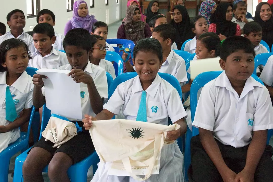 Мальдивын гуравдугаар ангийн сурагчид далайн доорх гоо сайхныг олж мэдэв 49076_2