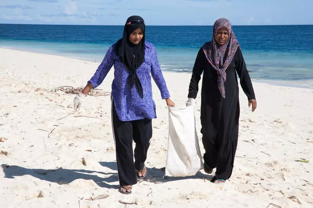 Maldiv orollaridagi uchinchi sinf o‘quvchilari dengiz ostidagi go‘zallikni kashf etadilar 49076_5