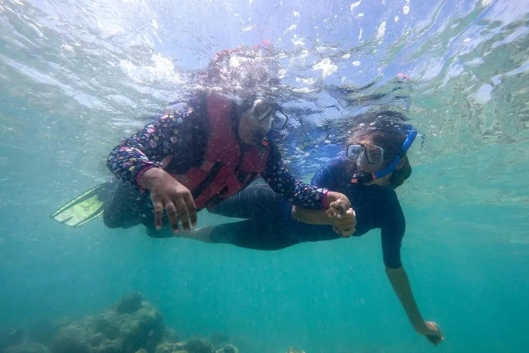 مالدیپ میں تیسرے درجے کے طالب علم اپنے سمندروں کے نیچے خوبصورتی دریافت کرتے ہیں۔
