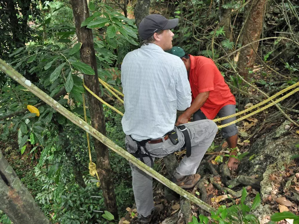 två män som går genom faunan utomhus i djungeln