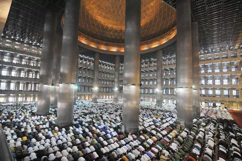 Linepe tsa Mamosleme a Keteka Eid al-Fitr Lefatšeng ka Bophara