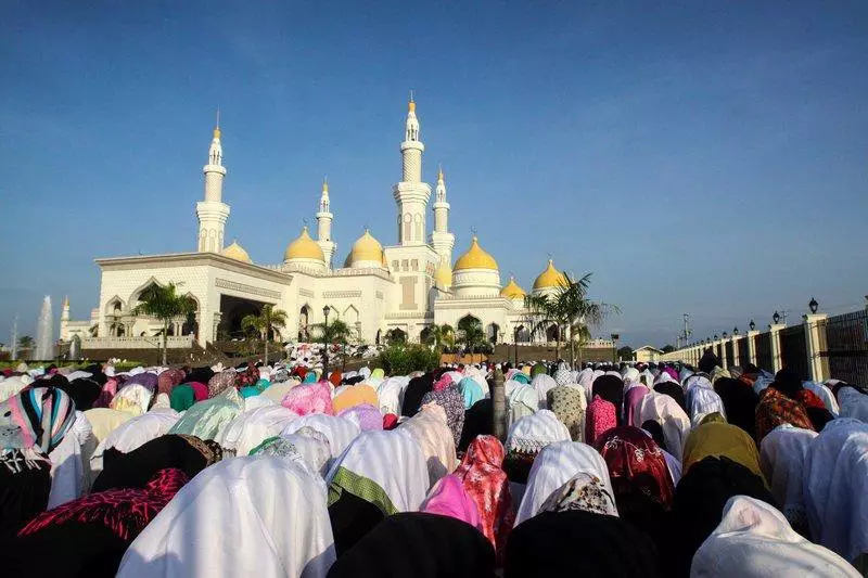 عکس هایی از مسلمانان در حال جشن گرفتن عید فطر در سراسر جهان 49134_1