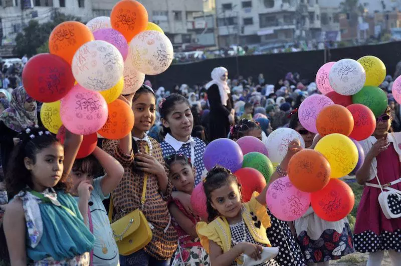 صور المسلمين يحتفلون بعيد الفطر في جميع أنحاء العالم 49134_5