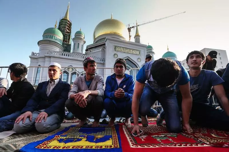 Foto's van moslims die Eid al-Fitr over de hele wereld vieren 49134_6