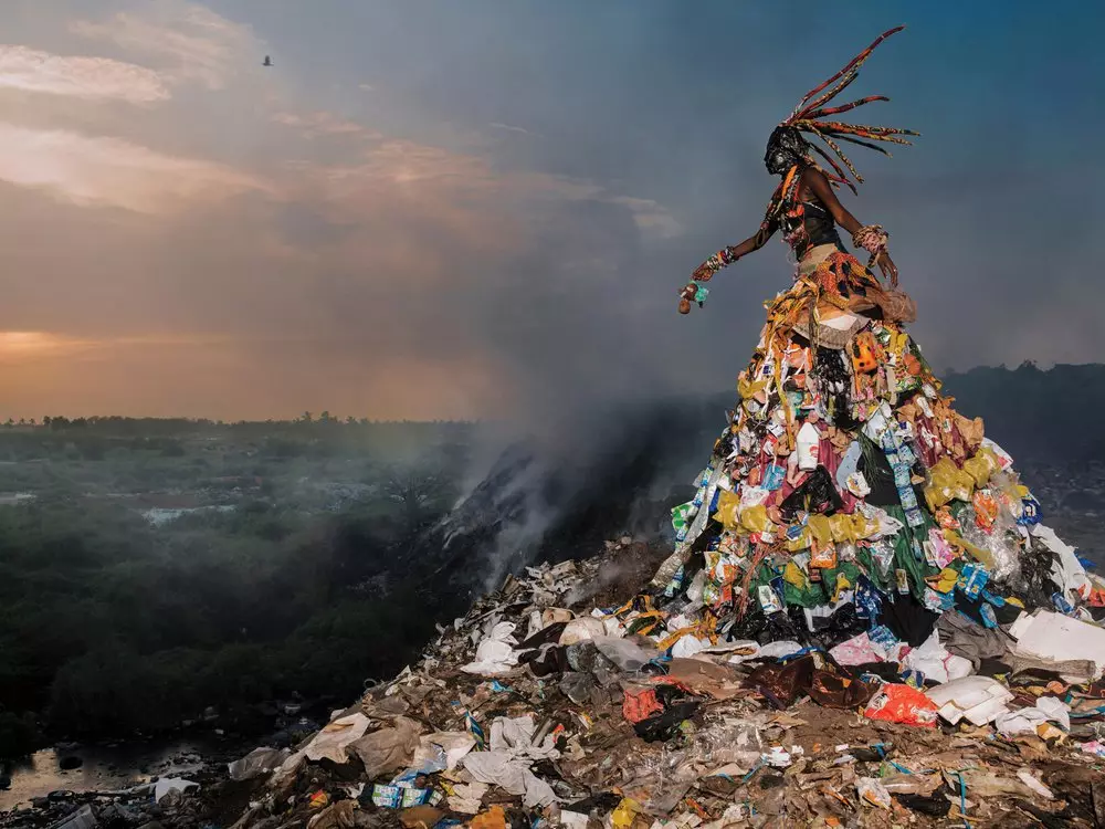 Kamangha-manghang High Fashion Rises Mula sa isang Landscape ng Basura