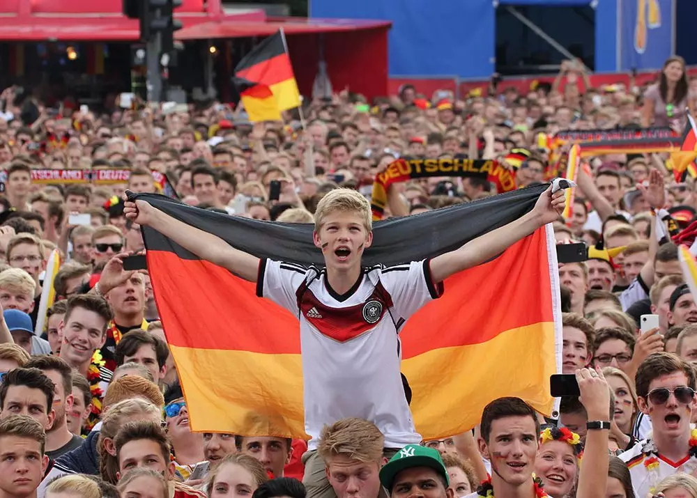 ドイツのファンが歌う