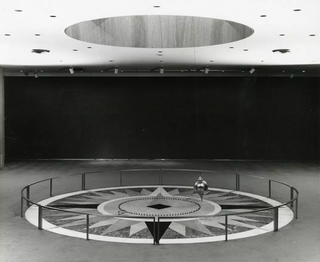 How Does Foucault's Pendulum Prove the Earth Rotates?