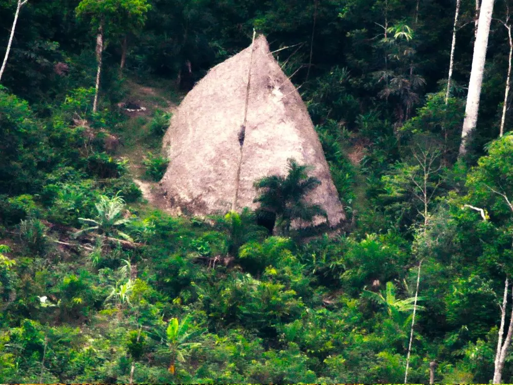 Virabelo Kaptas Unuajn Bildojn de Nekontaktita Amazona Tribo