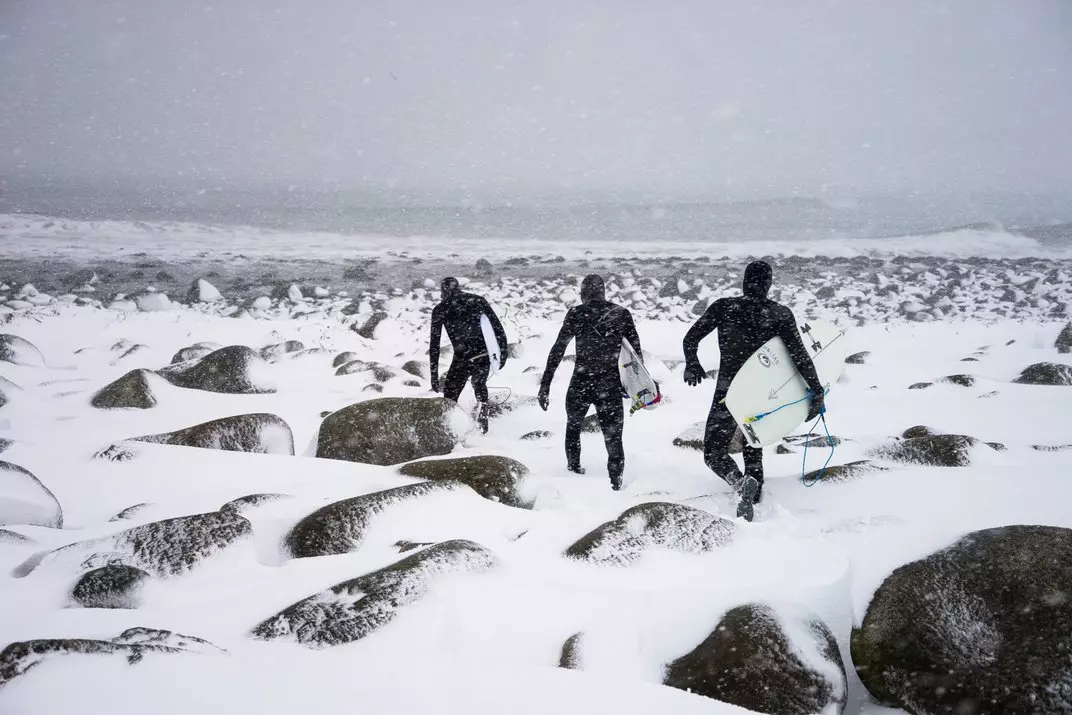 Treffen Sie die wahnsinnigen Surfer, die zum Arktischen Ozean reisen, um eine Welle zu fangen 49288_1