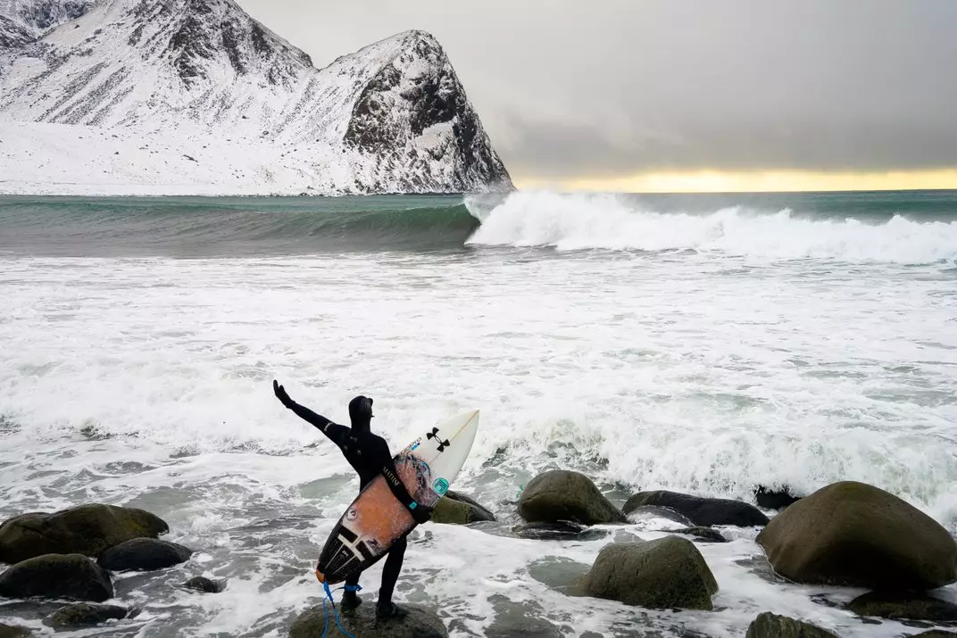 Zoznámte sa so šialenými surfermi, ktorí cestujú do Severného ľadového oceánu, aby chytili vlnu 49288_2