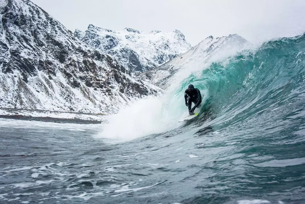 Himamata ang Insane Surfers nga Nagbiyahe sa Arctic Ocean aron Makakuha ug Balod 49288_3