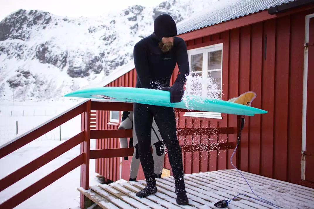 Renkontu la Frenezajn Surfistojn, Kiujn Vojaĝas al la Arkta Oceano por Kapti Ondon 49288_4