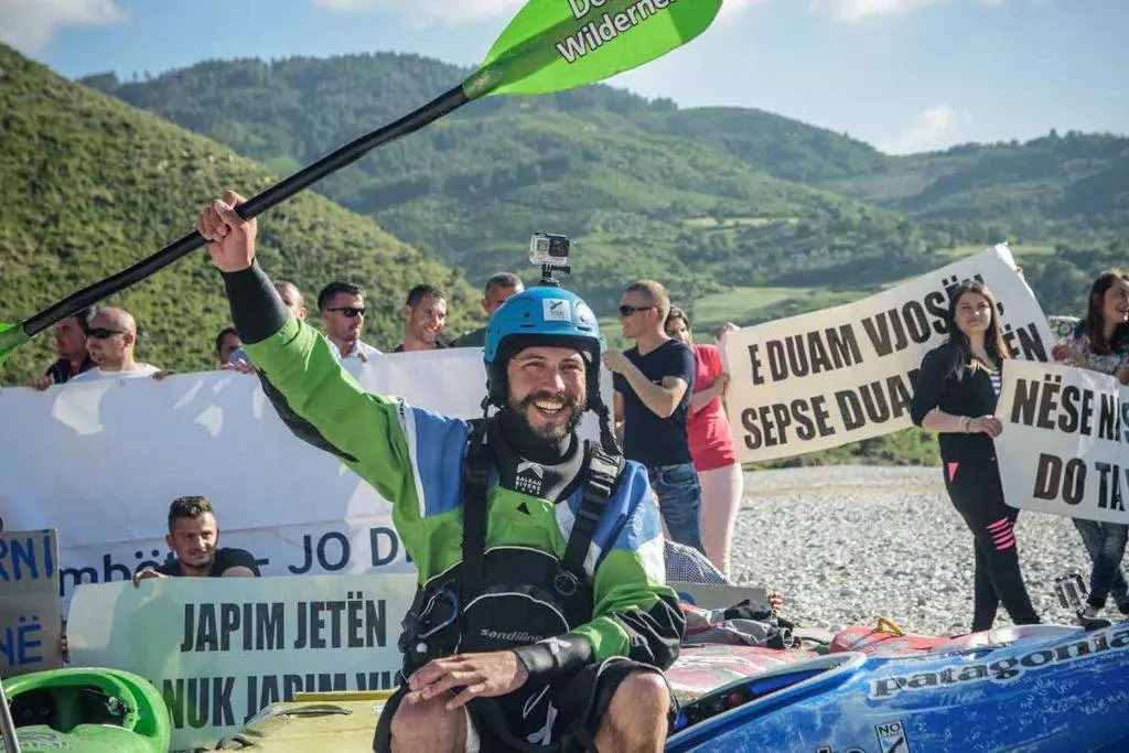 Rok Rozman ve diğer baraj karşıtı protestocular Vjosa'daki projeleri engellemek için çalıştılar.