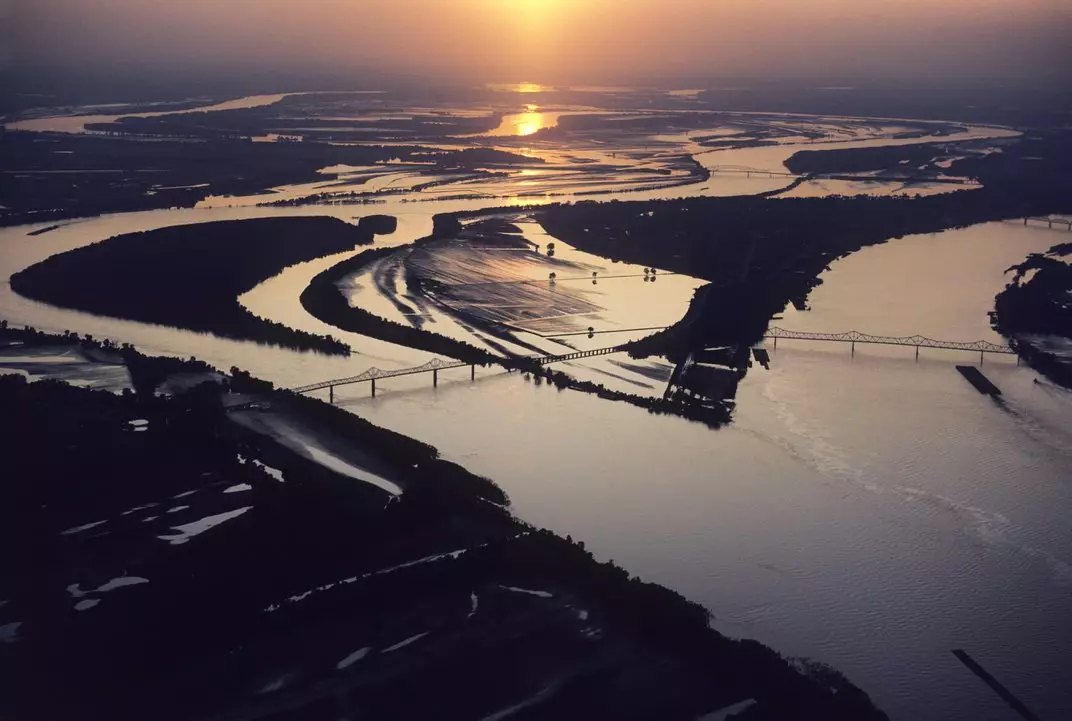 密西西比河和俄亥俄河在伊利诺伊州开罗的交汇处。 (© Nathan Benn/Ottochrome/Corbis)