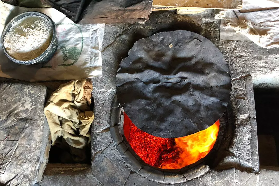 Prima di fare il lavash, le donne della panetteria di Argel hanno prima lasciato che il fuoco si spegnesse per consentire un calore più uniforme.