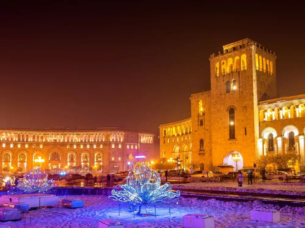 Площадь Республики, украшенная к Рождеству, Ереван