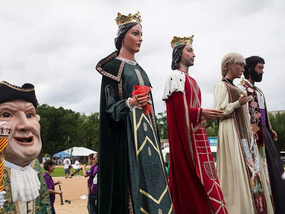 Pikeun Ratusan Taun, Papier-Mâché Geus Puasa Wajah Surreal ka Budaya Catalan