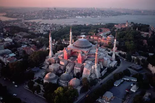 Ib tug monumental Strugle los khaws Hagia Sophia 4945_3
