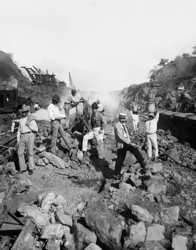 Arbeidsmannskap borer gjennom fast fjell for å lage Panamakanalen, Panama, 1906