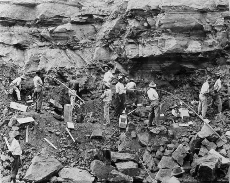 क्युलेब्रा कटच्या पश्चिम किनार्‍यावरील खडकाच्या स्लाईडचा स्फोट करण्यासाठी डायनामाइटसह शॉट होल लोड करणे, फेब्रुवारी 1912