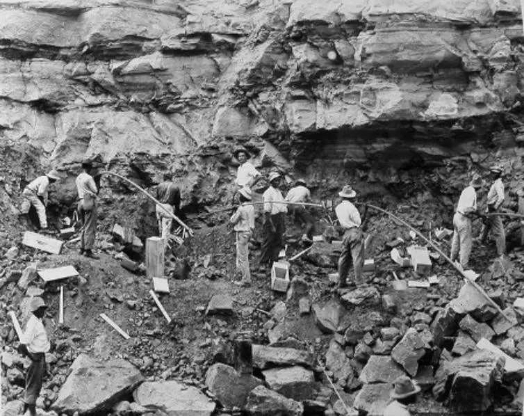 Chargement de trous de tir avec de la dynamite pour faire sauter un glissement de roche sur la rive ouest de la Culebra Cut, février 1912