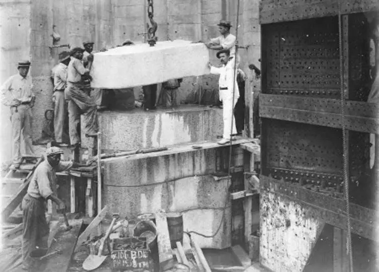 Plassering av granitt i den hule quoin. Tørrdok nr. 1, Balboa, 21. juni 1915