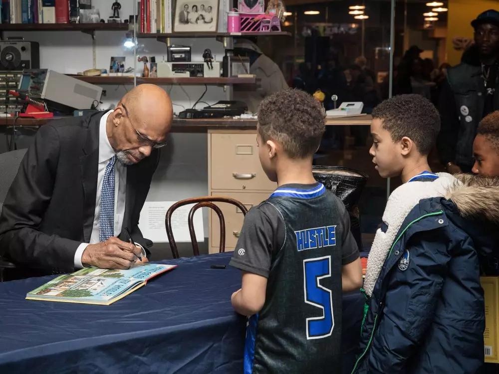 Kareem Abdul-Jabbar yn Teithio o'r Llys i'r Ystafell Ddosbarth i Dynnu sylw at Hanes Dyfeiswyr Affricanaidd-Americanaidd