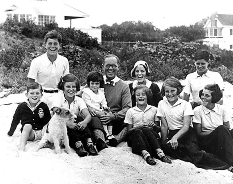 Kennedy fjölskyldan árið 1931. Robert er til vinstri í dökkri peysu.