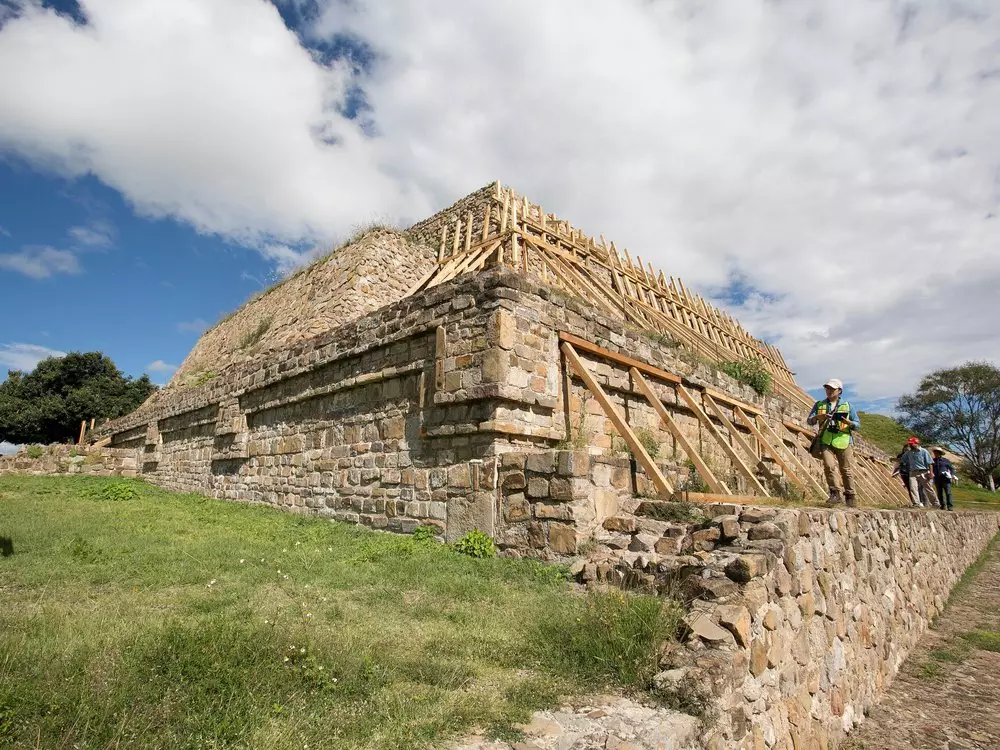 Oaxacan esilatinalaisamerikkalaiset Monte Albánin rauniot kunnostetaan