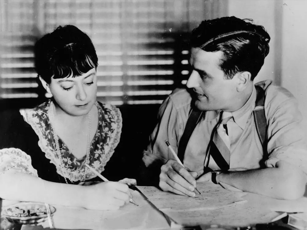 File FBI Dorothy Parker Kasedhiya kanggo Umum Sepisanan sajrone Dasawarsa