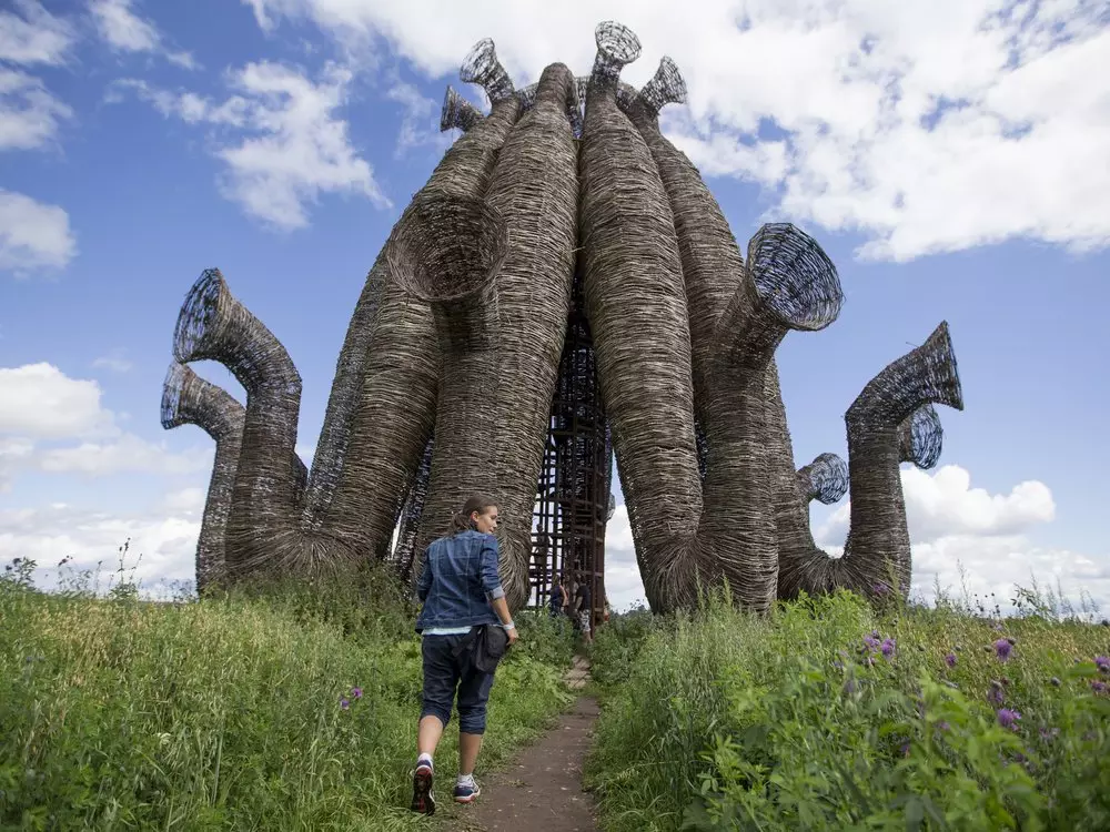 Vo filme „Russia's Burning Man“ Strange Structures Transform Villages