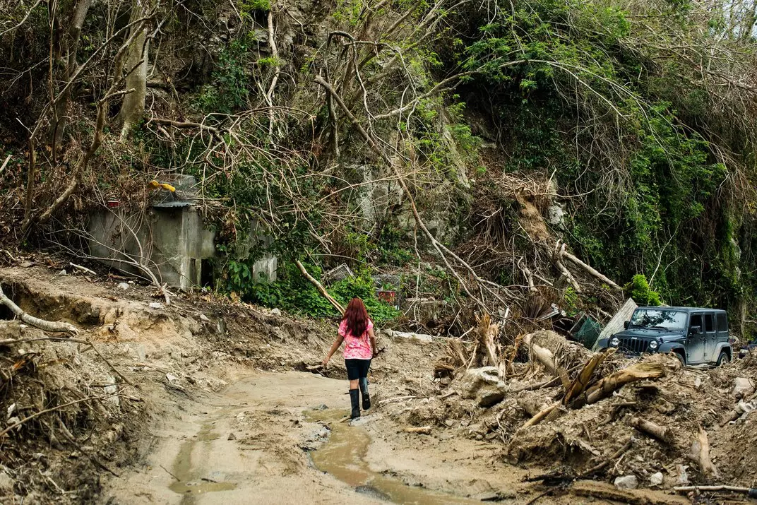 een meisje in de bergachtige centrale stad Utuado