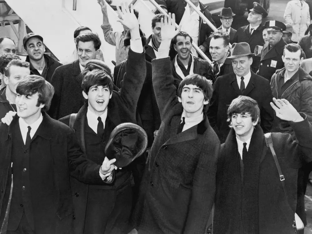 Lokacin da Beatles suka isa Amurka, 'yan jarida sun yi watsi da kiɗa kuma sun damu da gashi