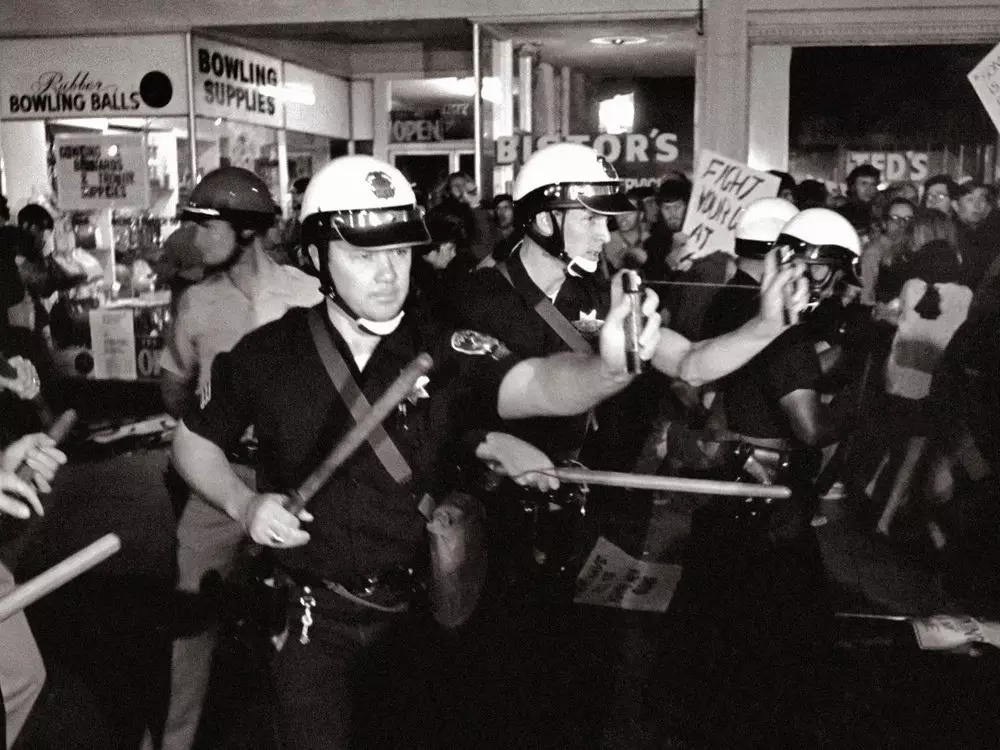 Oakland Police Use Mace בעשאַס