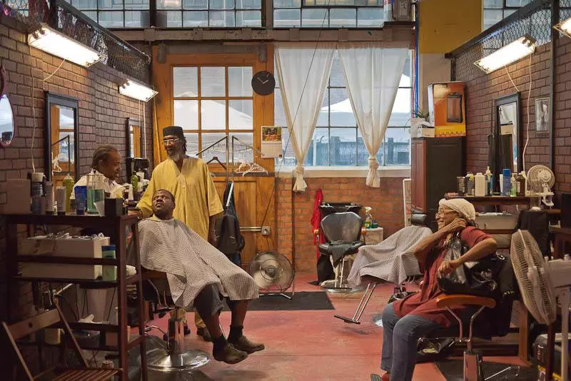 Ang mga Barbero Naghatag ug Buzz Cuts sa Nagtubo nga mga Lote sa Detroit