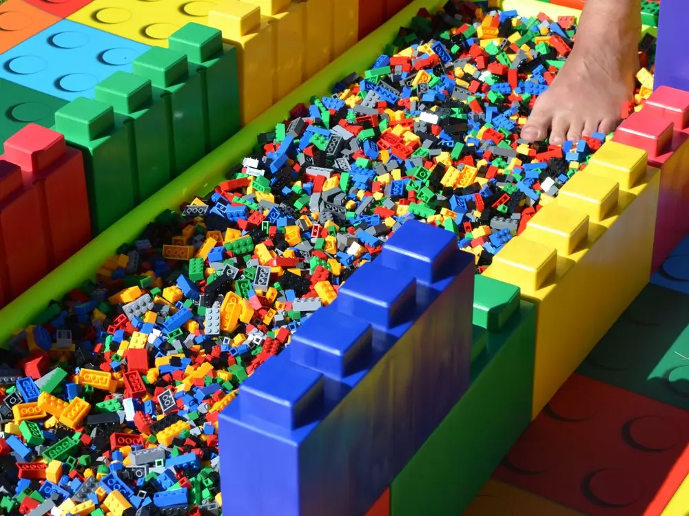 ڇو Legos تي ھلڻ وڌيڪ تڪليف ڏئي ٿو باھ يا برف تي ھلڻ کان