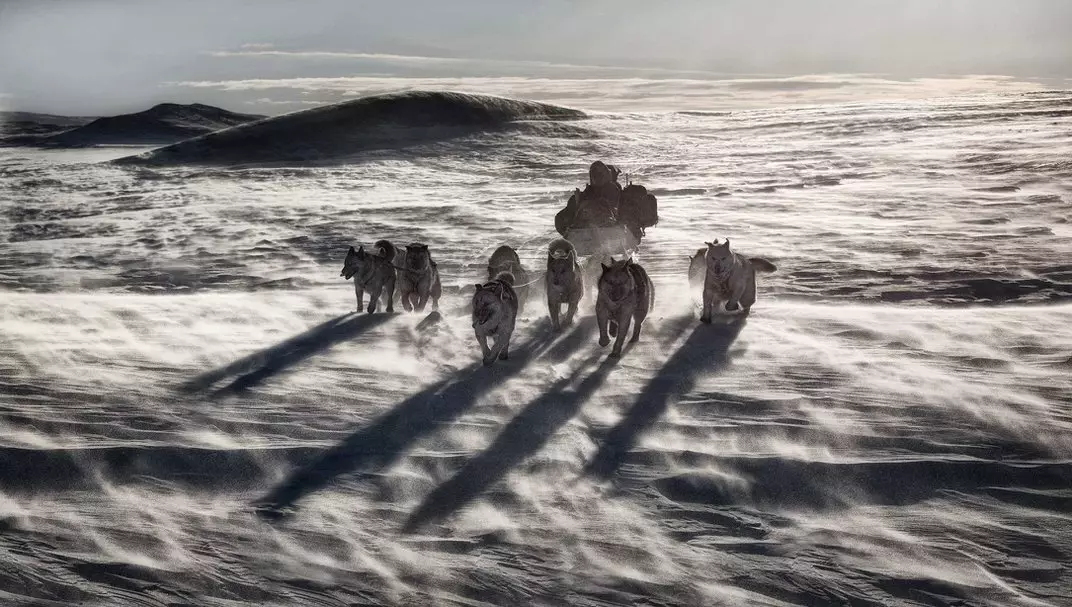 Ten fotograf uchwycił piękno i dramat Wschodniej Grenlandii na krańcu zimy 49859_3