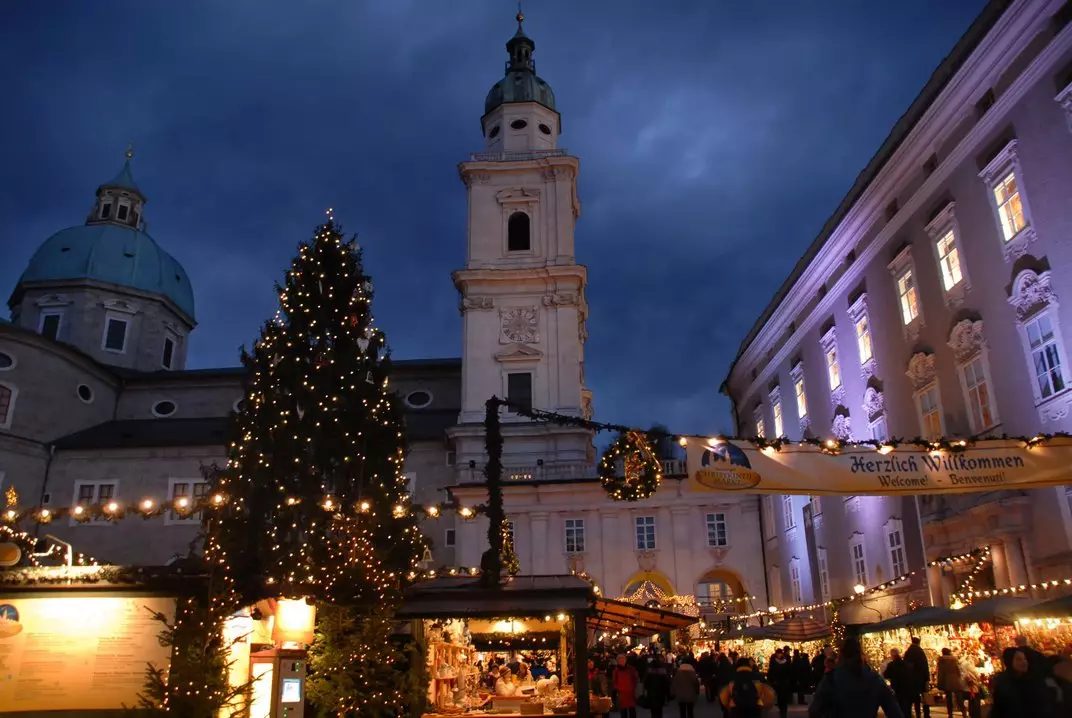 Margadh na Nollag os comhair Ardeaglais Salzburg