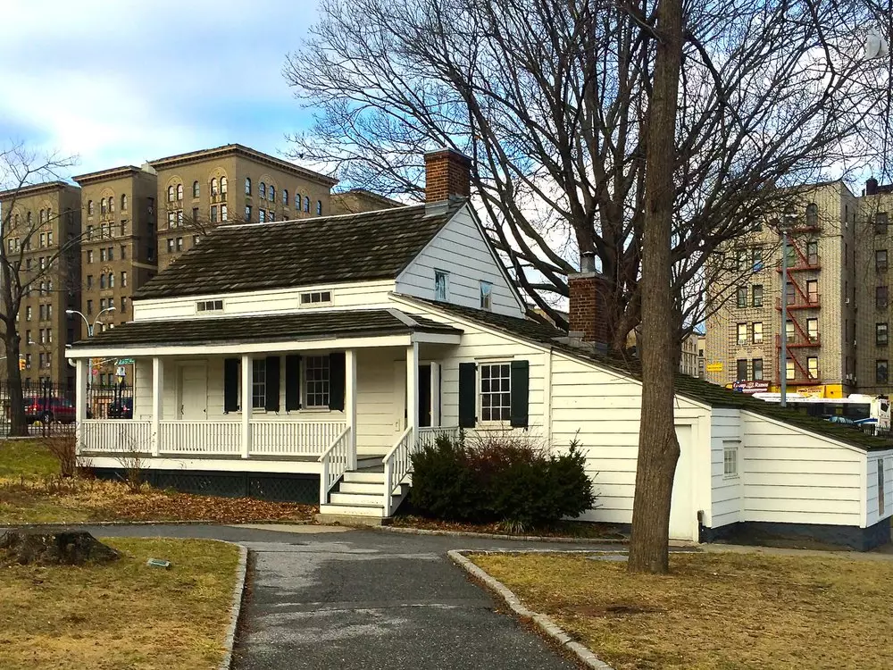 Apabila Edgar Allan Poe Perlu Pergi, Dia Pergi ke Bronx