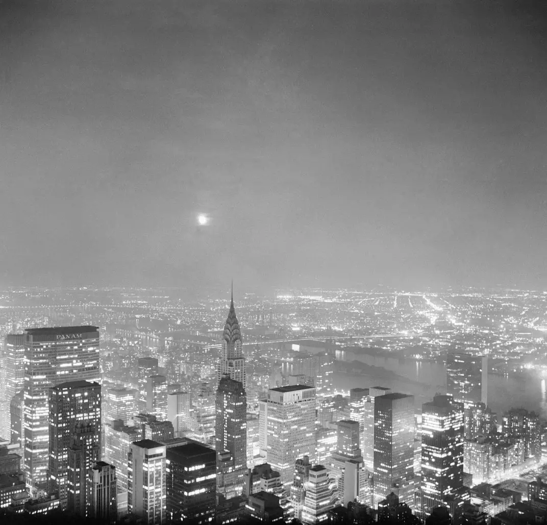 Когда в 1965 году Нью-Йорк потерял электричество, радио спасло положение 50063_5