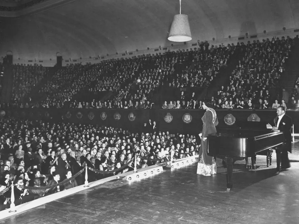 Kat ane apre Marian Anderson te chante nan Lincoln Memorial, D.A.R. Finalman te envite l pou l jwe nan Constitution Hall