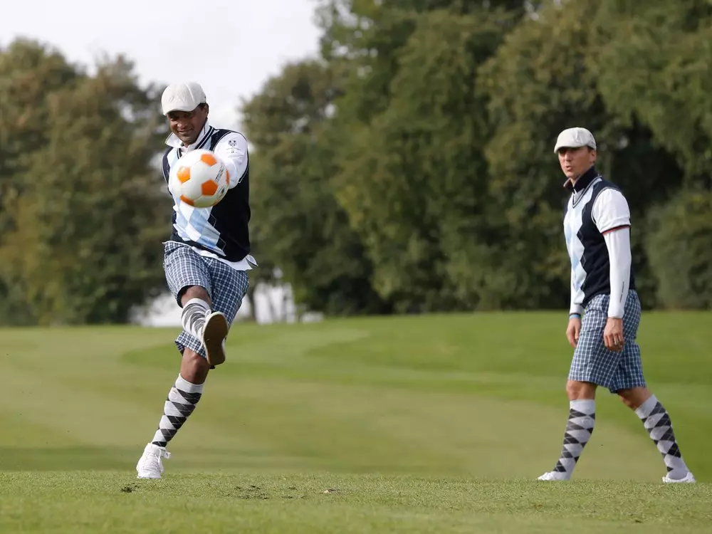 Futbol topy golf meýdançasyny nädip halas edip biler?