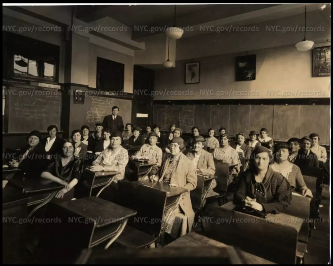 Femei la Institutul pentru Educația Adulților de la Liceul DeWitt Clinton din Bronx, 1934.