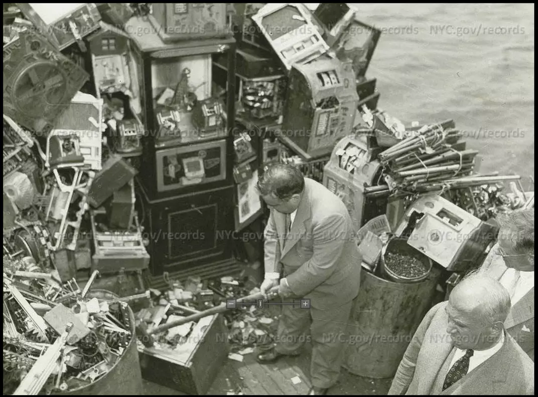 Primarul LaGuardia sparge o mașină de slot, ca parte a încercării sale de a distruge racheta de slot machine, 1934.