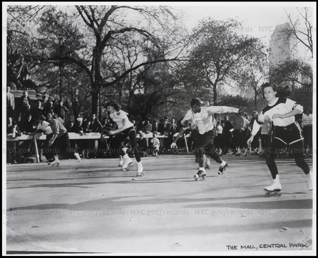 O competiție de patinaj cu rotile în Central Park, 1958.