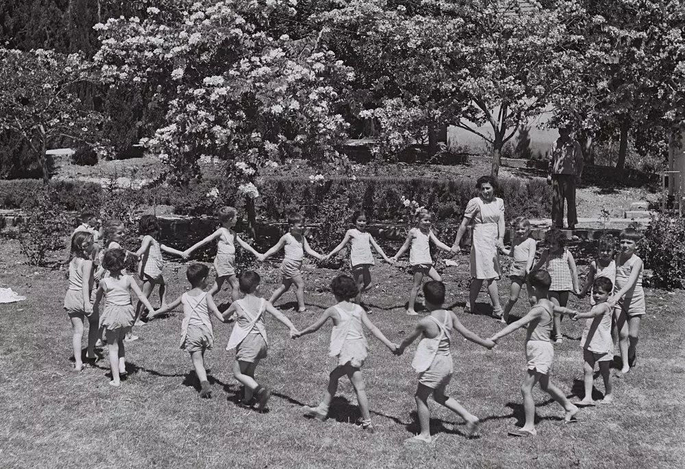 otroci plešejo
